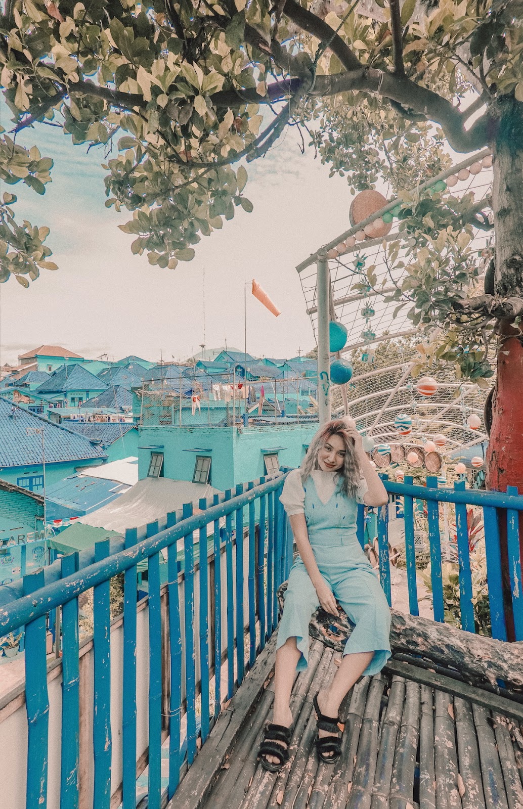 MEMBIRU DI KAMPUNG BIRU AREMA, MALANG ~ Life Is An Absurd Journey