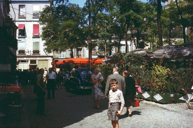 48 Color Snaps That Capture Everyday Life of France in the Late 1950s ...