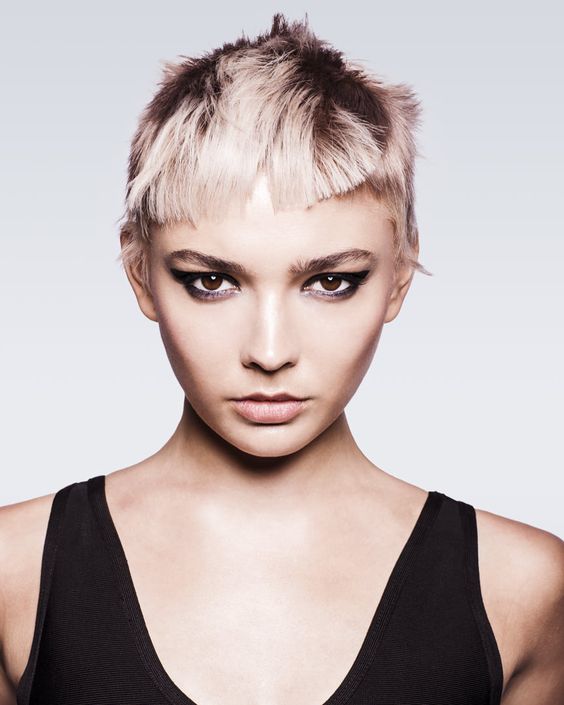 La moda en tu cabello: Flequillo asimétrico Cortes Pixie - Invierno 2021