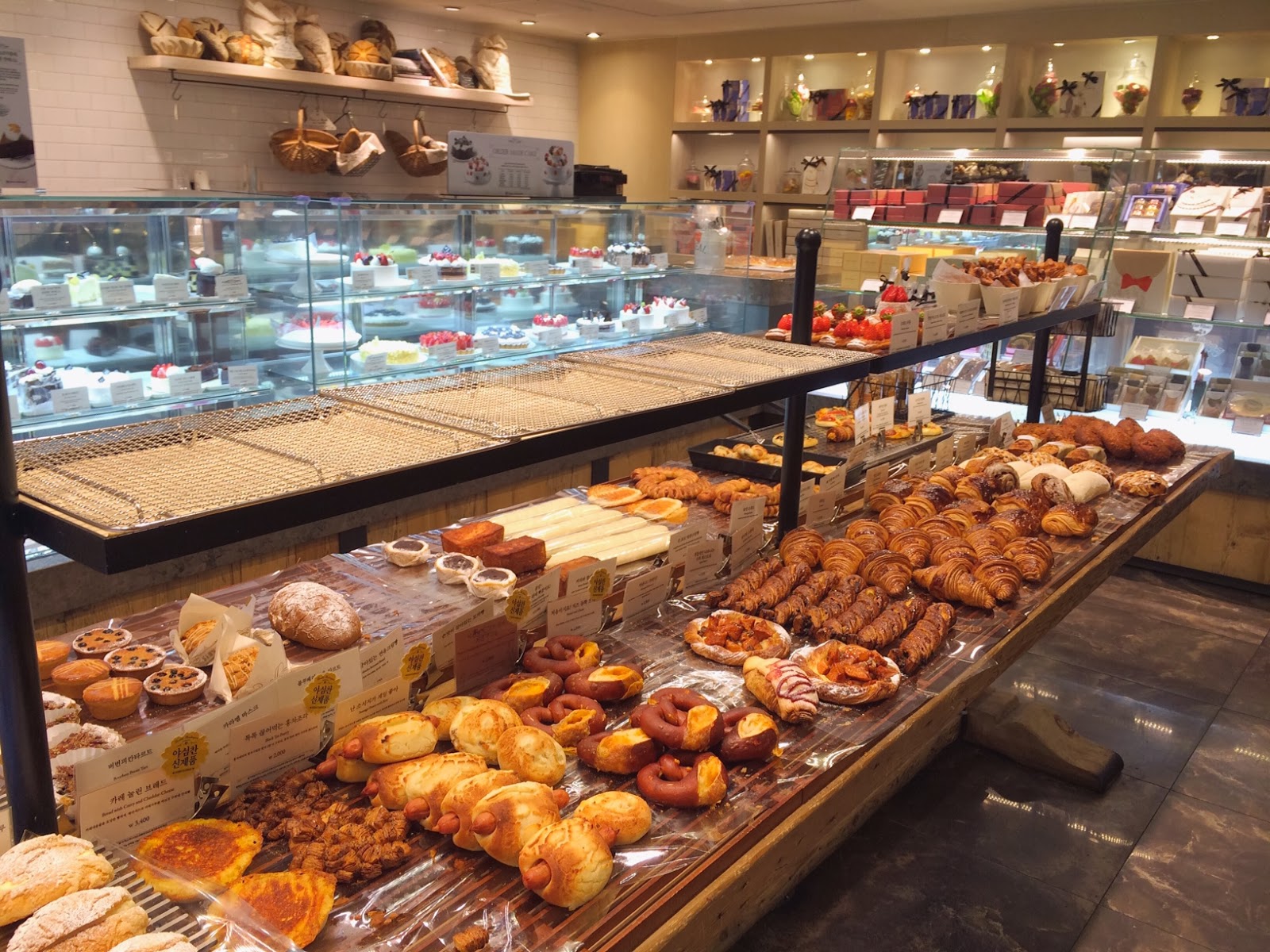 the splendor display.: PARIS CROISSANT