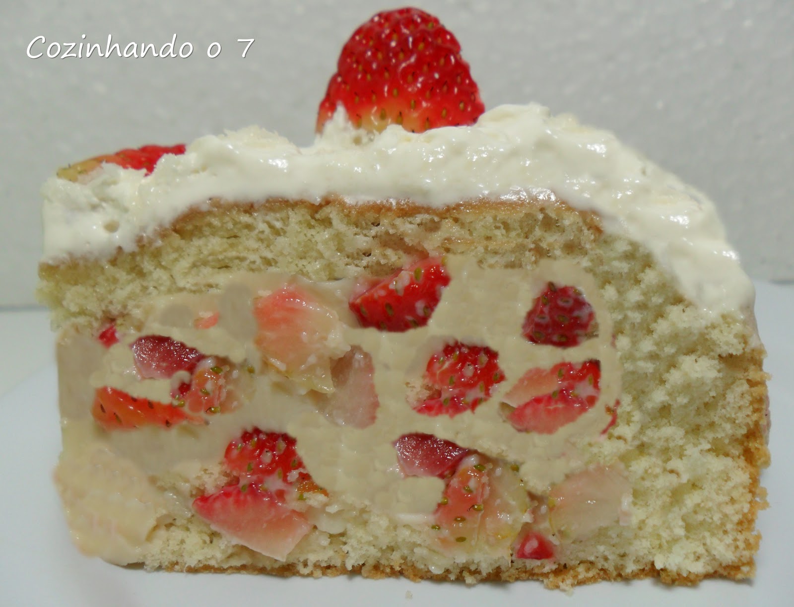 Cozinhando o 7: Bolo de Morango Molhadinho