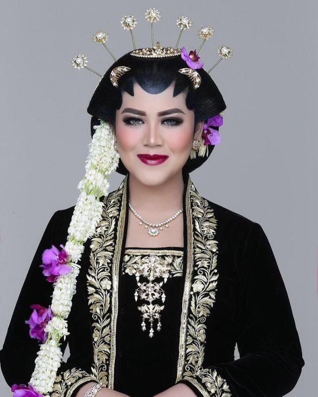 GLAMOUR! THE JAVANESE BRIDE LOOKS ON FIRE - Diarita