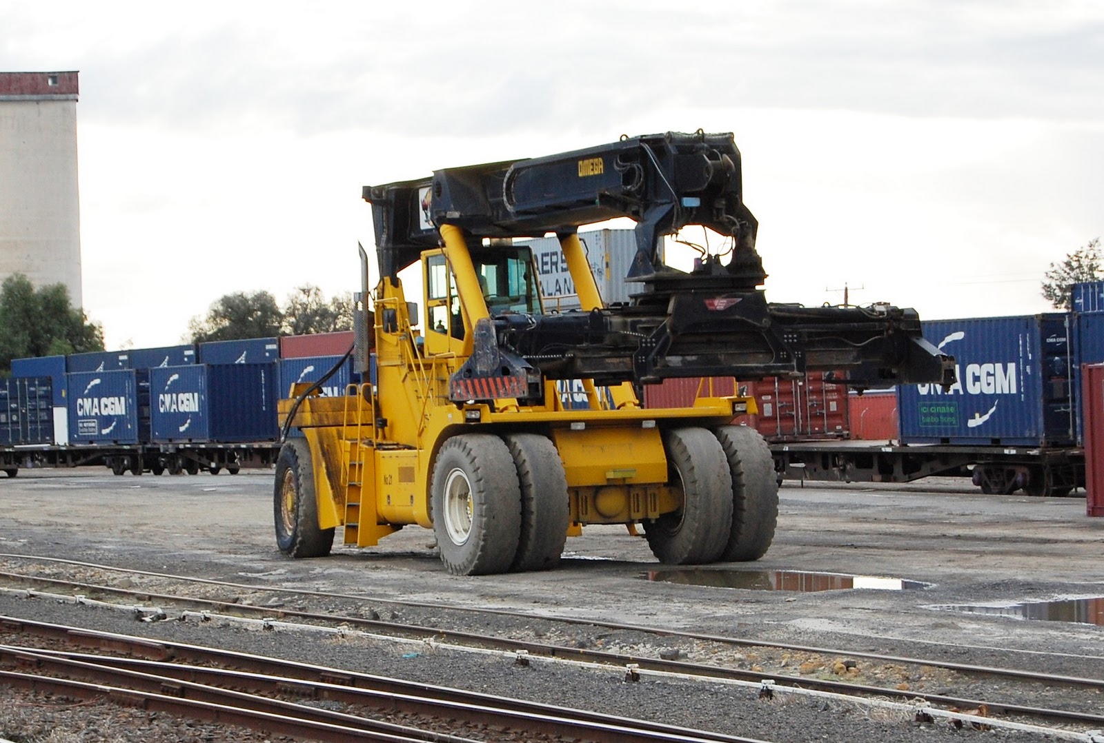 Andrew's Main South Line: Reach Stackers