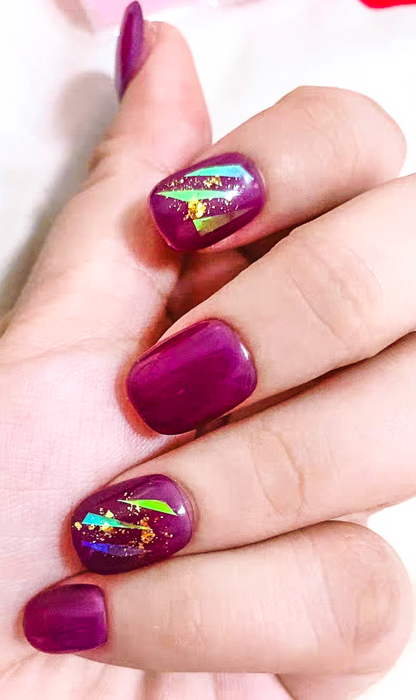 18Shiny nails +delicate thin rings make the fingers super beautiful ...