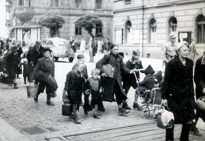 PICTURES FROM WAR AND HISTORY: Expulsion Of Germans In Europe At WW2 End