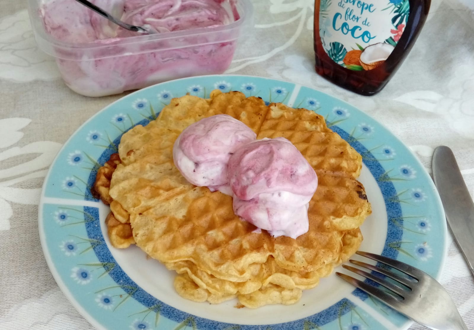 LA MANZANA VERDE: WAFFLES CON HELADO CASERO