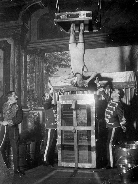 20 Amazing Photographs of Harry Houdini, a Famous Magician and Escape ...