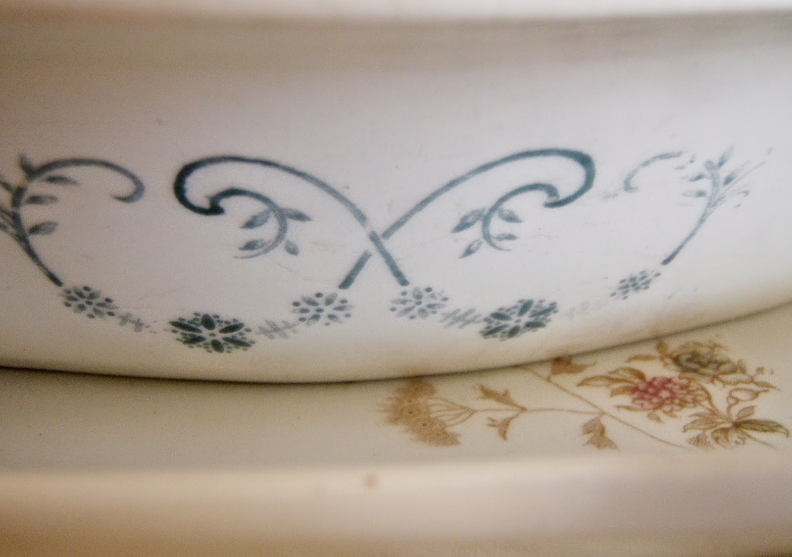 Cabin & Cottage : Charming Chippy China