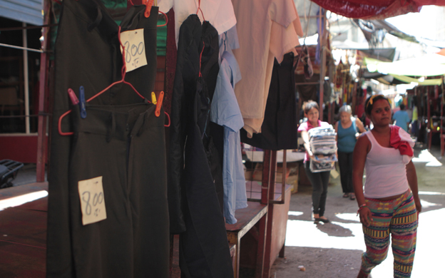 Ciudadanos: Para una muda de ropa el cliente debe llevar una paca de ...