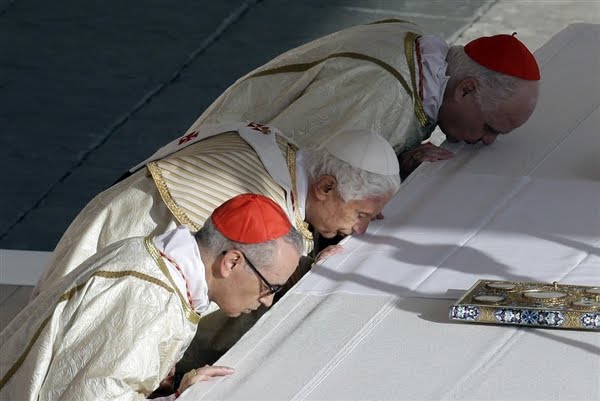 New Liturgical Movement: The Return of the Papal Fanon