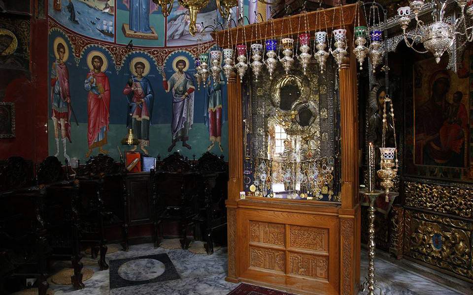 Εκλεψαν τα τάματα από την ιερή εικόνα της Παναγίας της Πορταΐτισσας στο ...