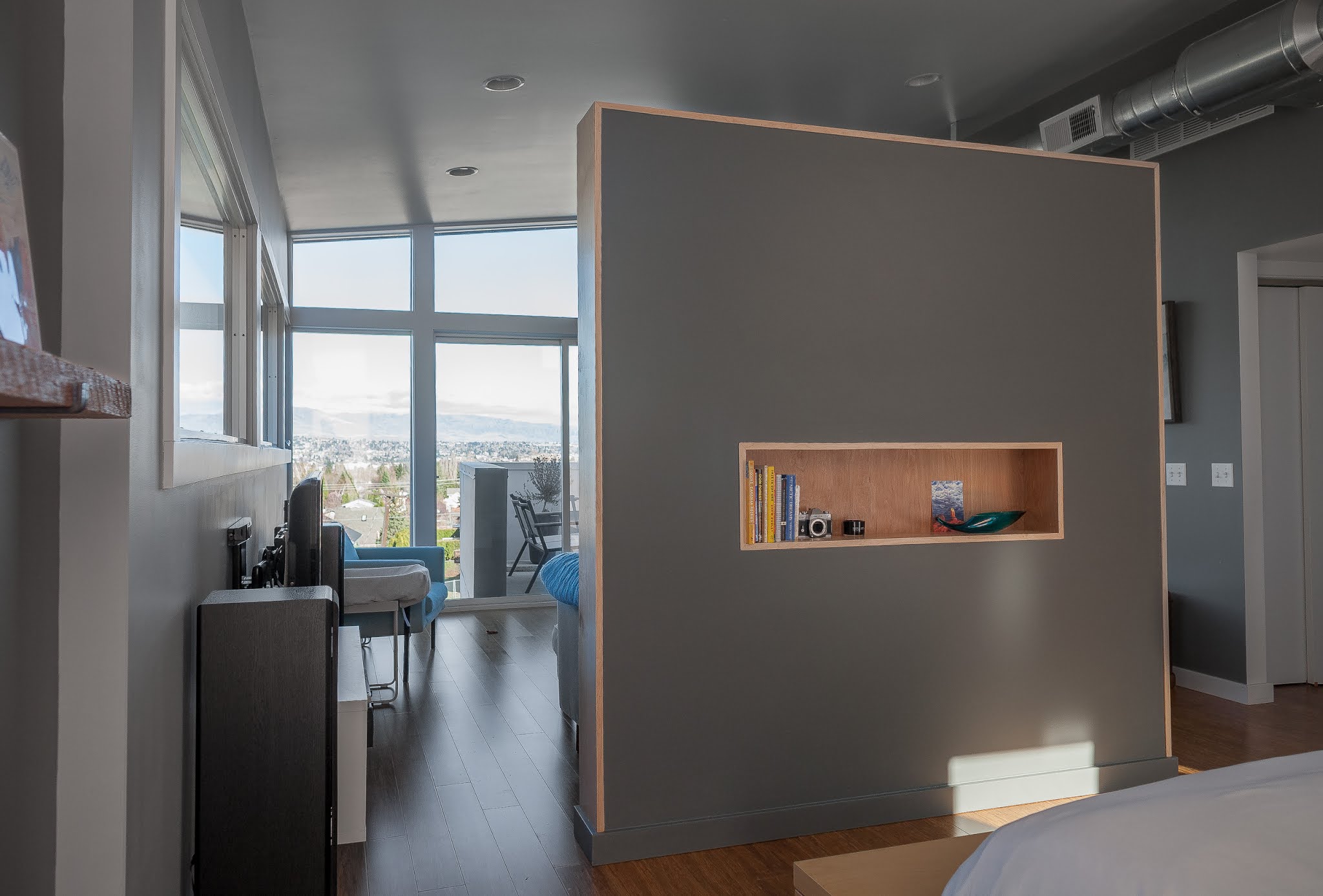 Building the floating wall: the final touches.