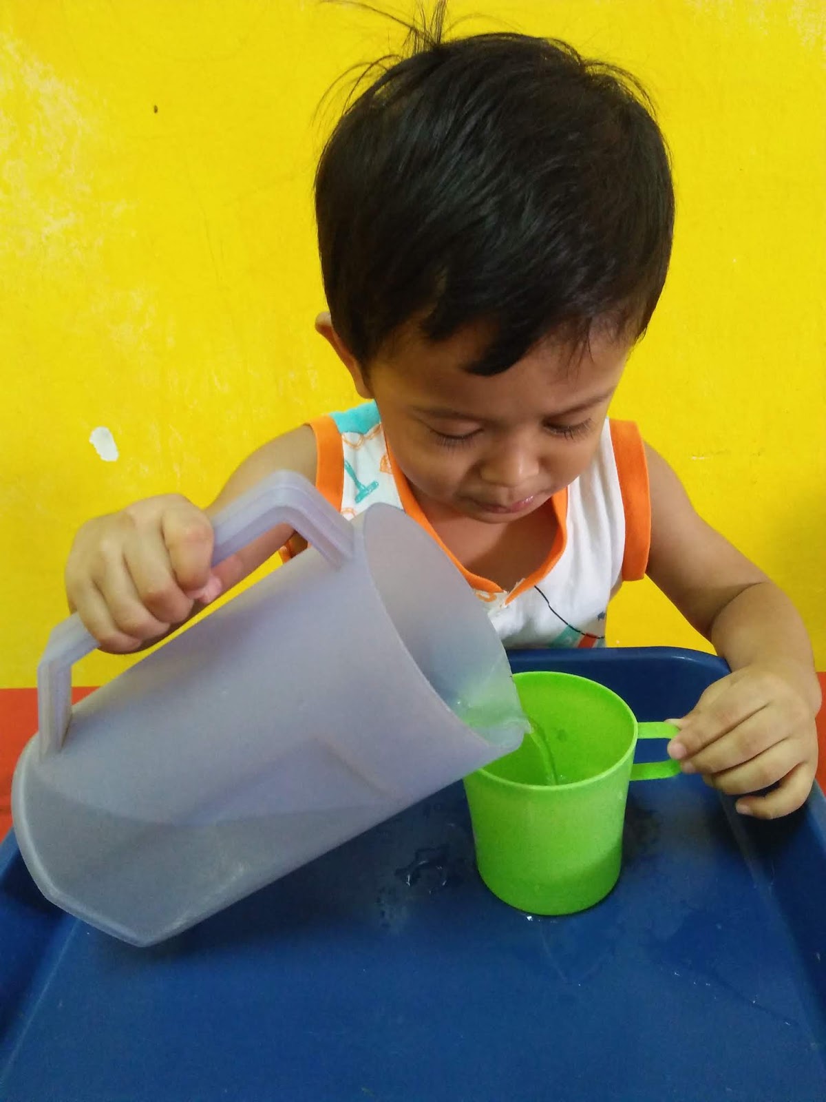 Taska Ummi Ida: Aktiviti 3 Tahun : Aktiviti Menuang Air Ke Dalam Cawan