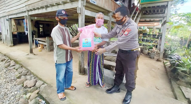 Brigpol Permadi Terjun Langsung Salurkan Bantuan Beras dari Polres ...