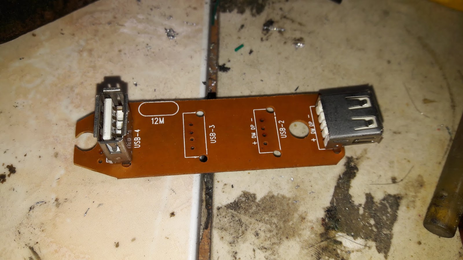 Cavy Lab: DIY USB KVM selector using audio selector. (1 keyboard -> 2 ...