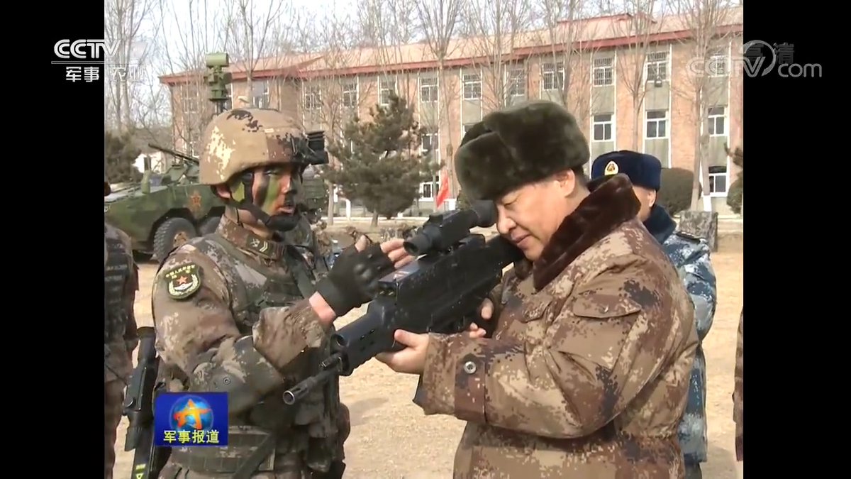 QTS-11 복합소총을 들여다 보는 시진핑.jpg : 클리앙