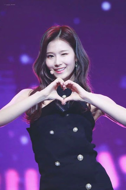 Twice Sana Impresses With Her Unique Inner Thighs Holding Skills Daily K Pop News 42768 Hot
