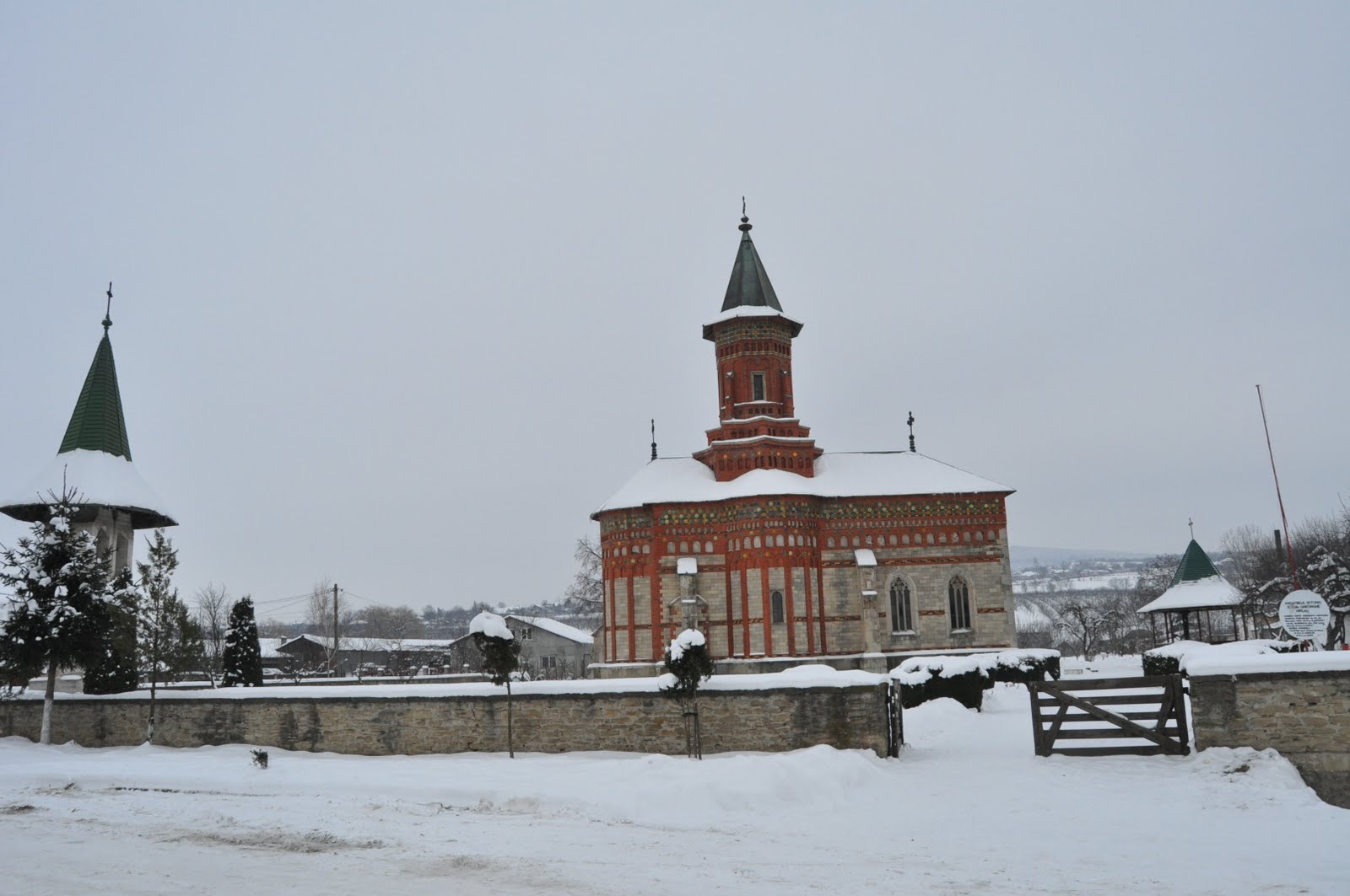 Dichisurile Ralucai: Biserica Sf. Gheorghe din Hârlău