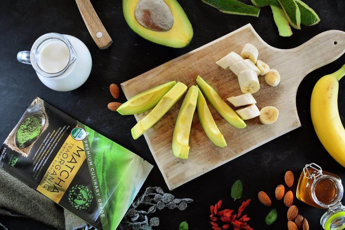 Smoothie Pisang Matcha Dengan Alpukat, Goji, Almond dan Madu