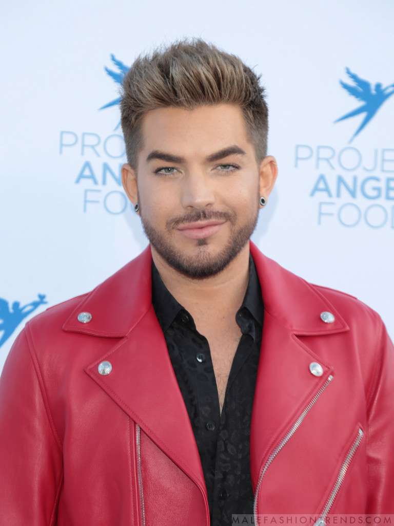 Adam Lambert y su Classic Leather Biker Jacket de Versace