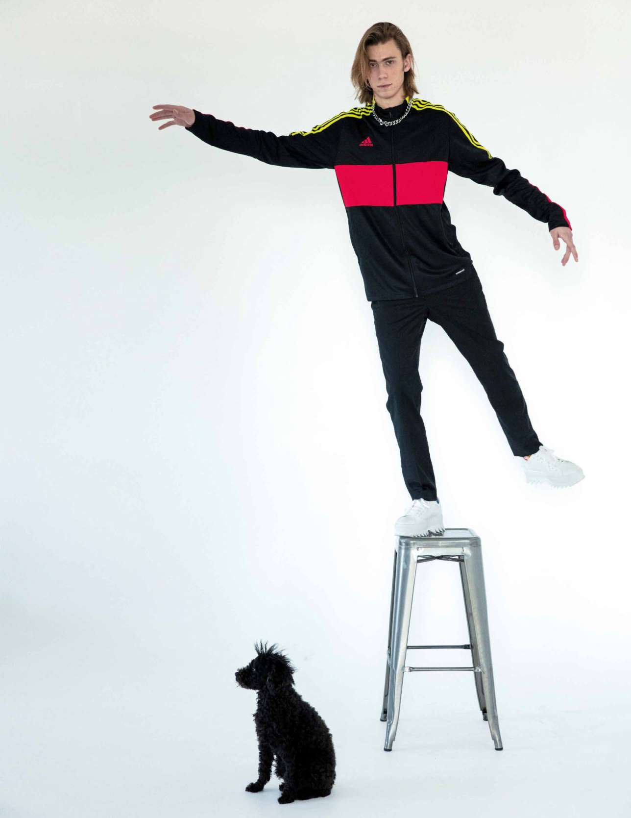 Owen Teague, actor de "The Stand" posa para DA MAN Magazine en fotos de Mitchell Nguyen McCormack