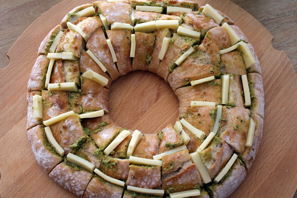 Mi caja de recetas: Rosca de pan rellena de pesto y queso