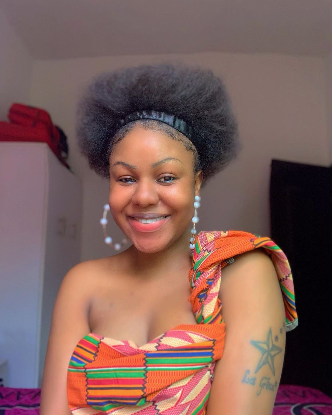 Tattoo : Jennifer Paul loves tattoos, she has her left arm tattooed.