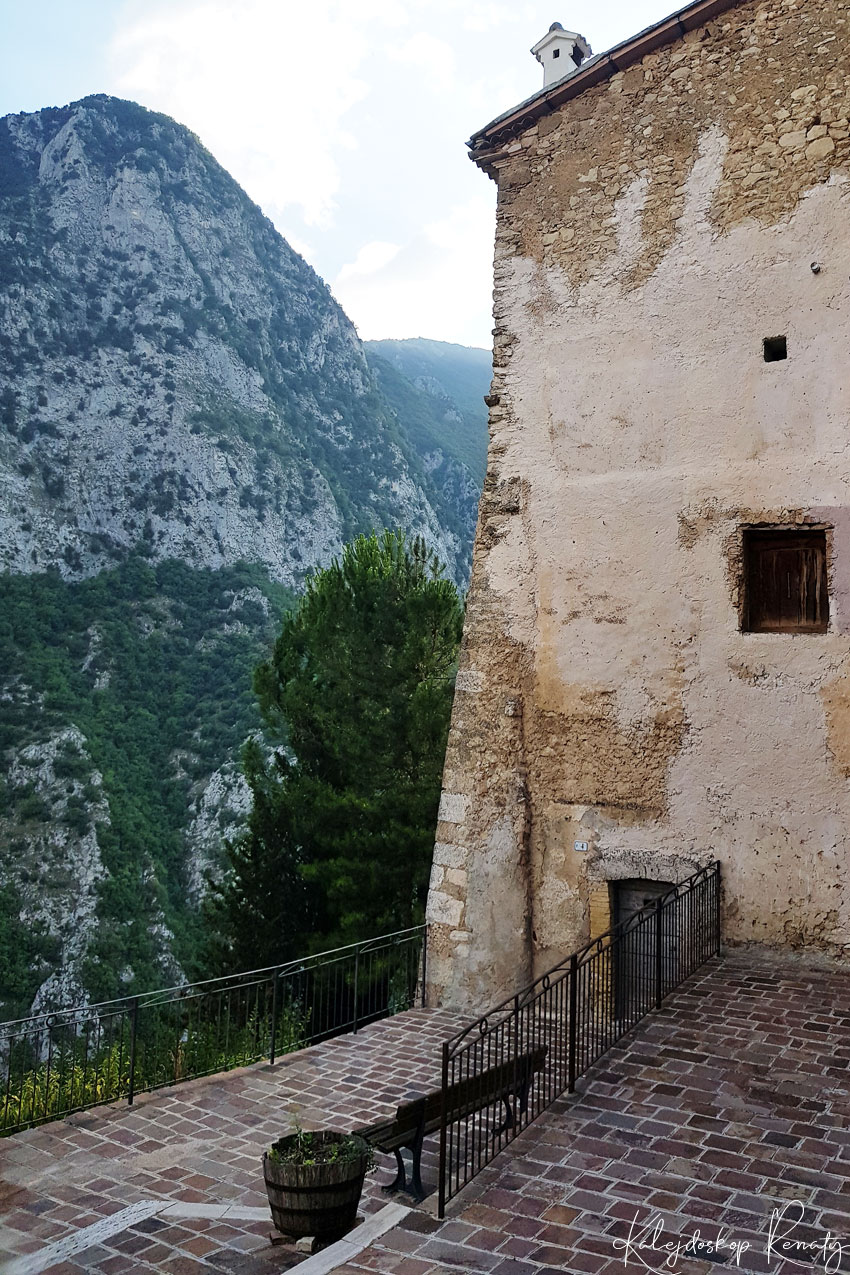 Castrovalva — bajkowe miejsce na urwisku skalnym | Kalejdoskop Renaty