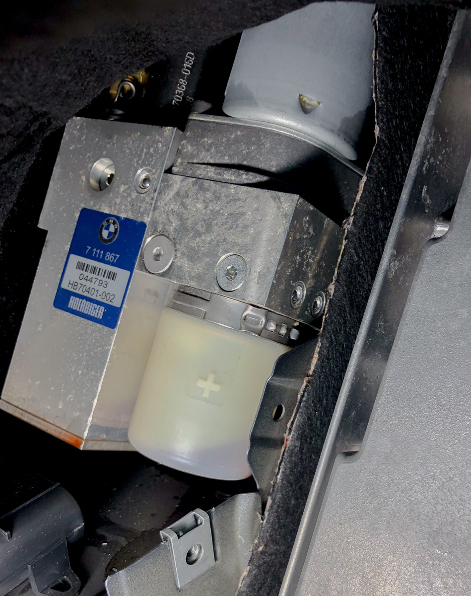 BMW E61 5 Series Wagon Hydraulic Tailgate Lift Repair ~ Fight Chaos ...