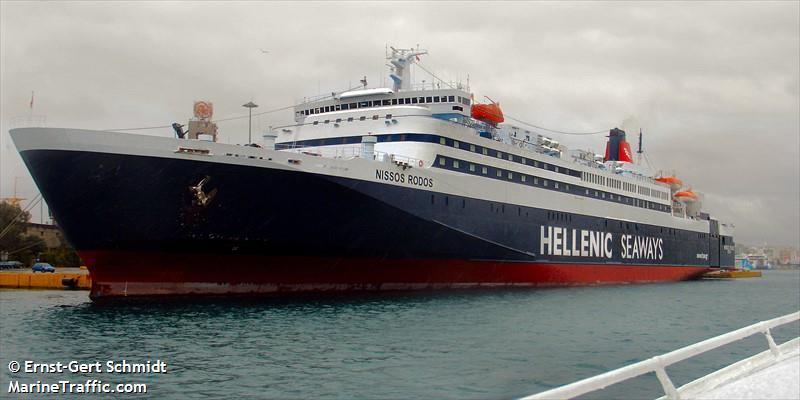 mar do porto santo: Manobras do ferry Nissos Rodos