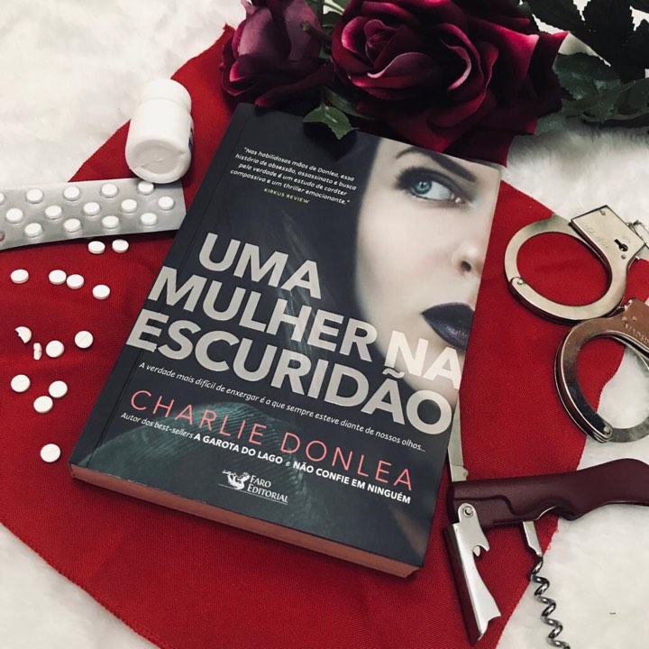 Fernanda Avellar: [Resenha] | Uma Mulher na Escuridão | Charlie Donlea | Faro Editorial