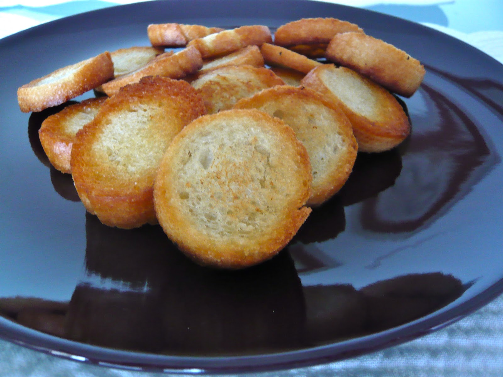 TOSTADAS DE PAN CON MANTEQUILLA