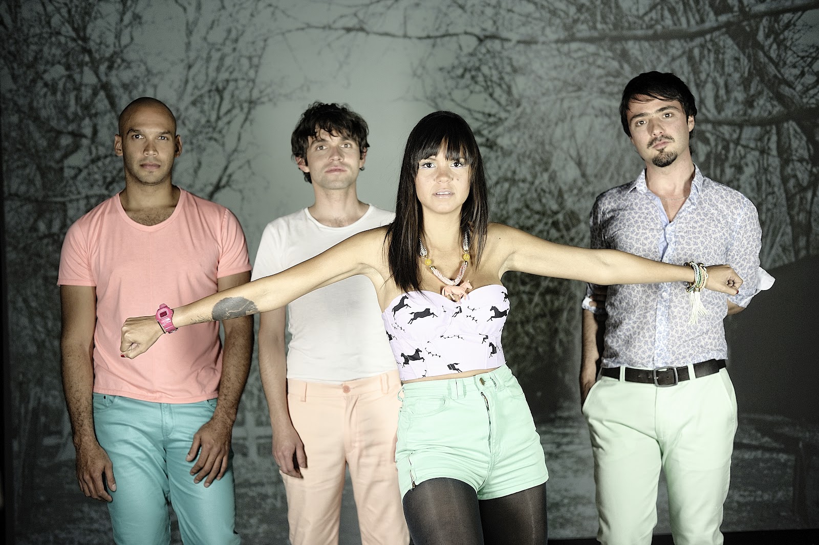 HiSTéRiCaS GrabacioneS: Bomba Estéreo - Elegancia Tropical (2012 ...