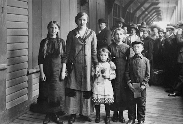 20 Vintage Photos of Big Immigration Families in the U.S From the Early ...