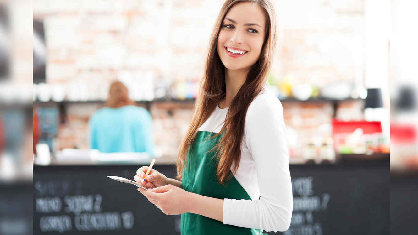 Esta mesera trato con mucha amabilidad a este vagabundo. Luego se entró ...