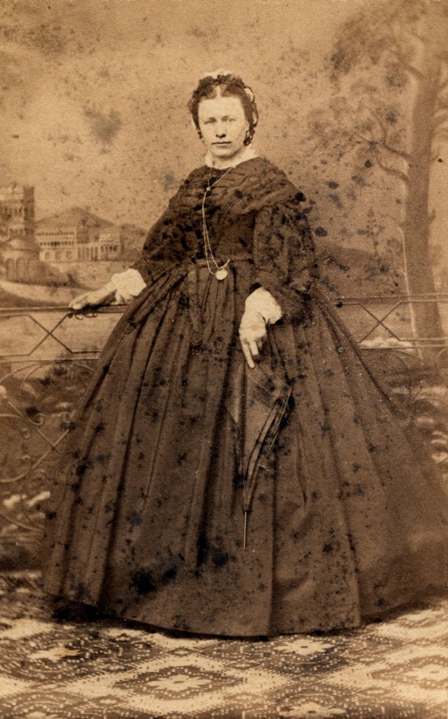 45 Amazing Photos Capture Victorian People Posing With Painted ...