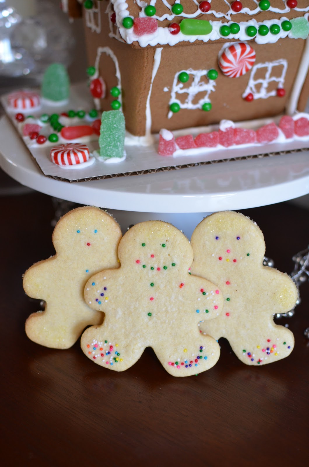 Playing with Flour: Gingerbread men vs. Sugarbread men
