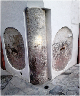 SEVILLA VISTA A LOS 80 AÑOS: BOTARRUEDAS Y GUARDACANTONES.