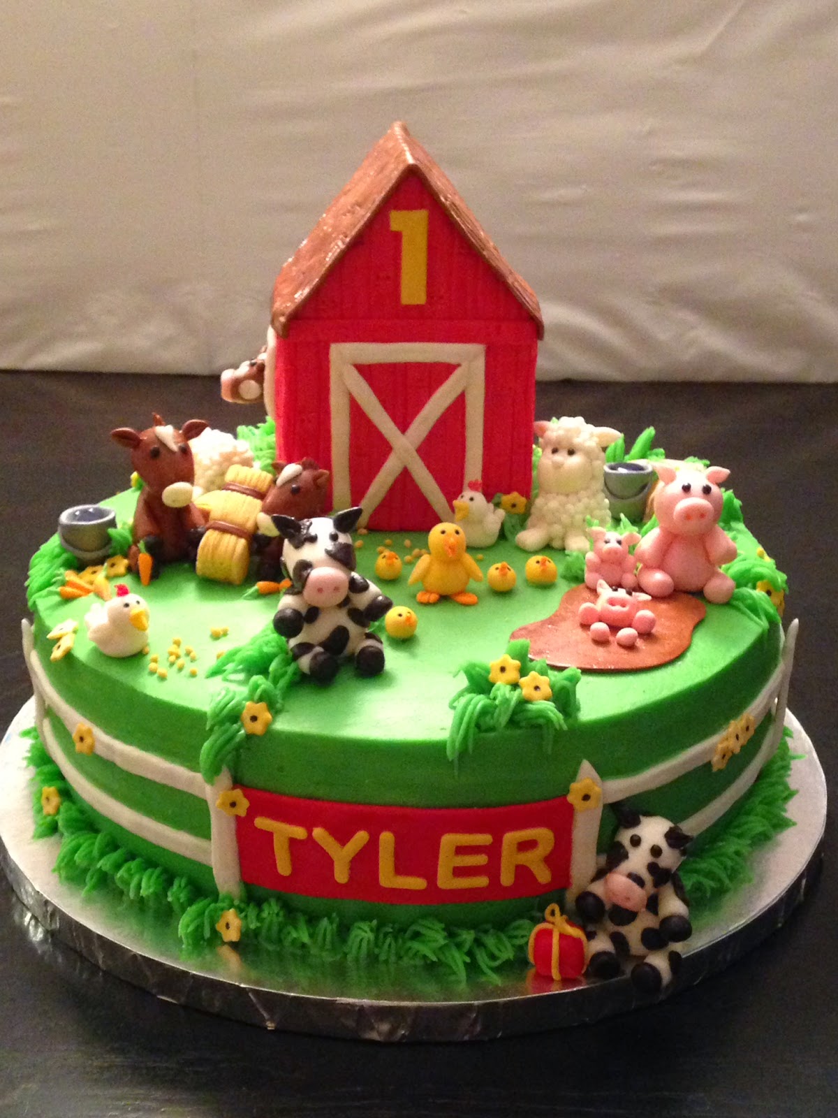CLASSIC CAKES: FARM House and Animals