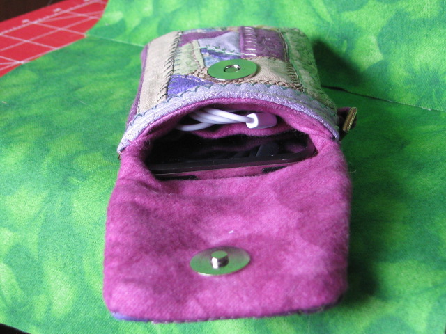 Pins and Needles: How to create an Ipod case using fabric scraps