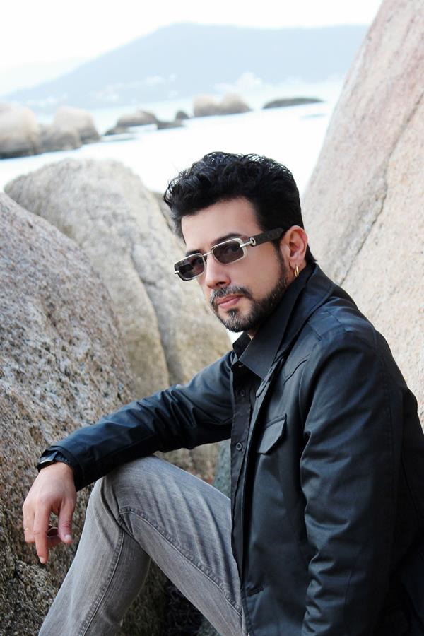 Mago Julio Pithon: Mago Julio Pithon ao lado das Pedras Grandes.