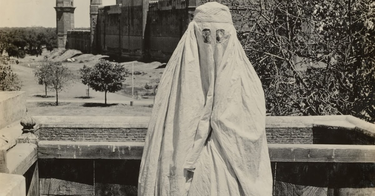 History of Pashtuns: Burqa-clad woman, Badshahi Masjid in background ...