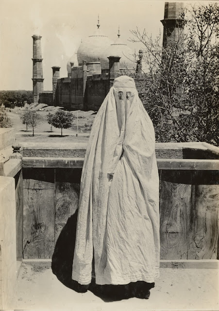 History of Pashtuns: Burqa-clad woman, Badshahi Masjid in background ...