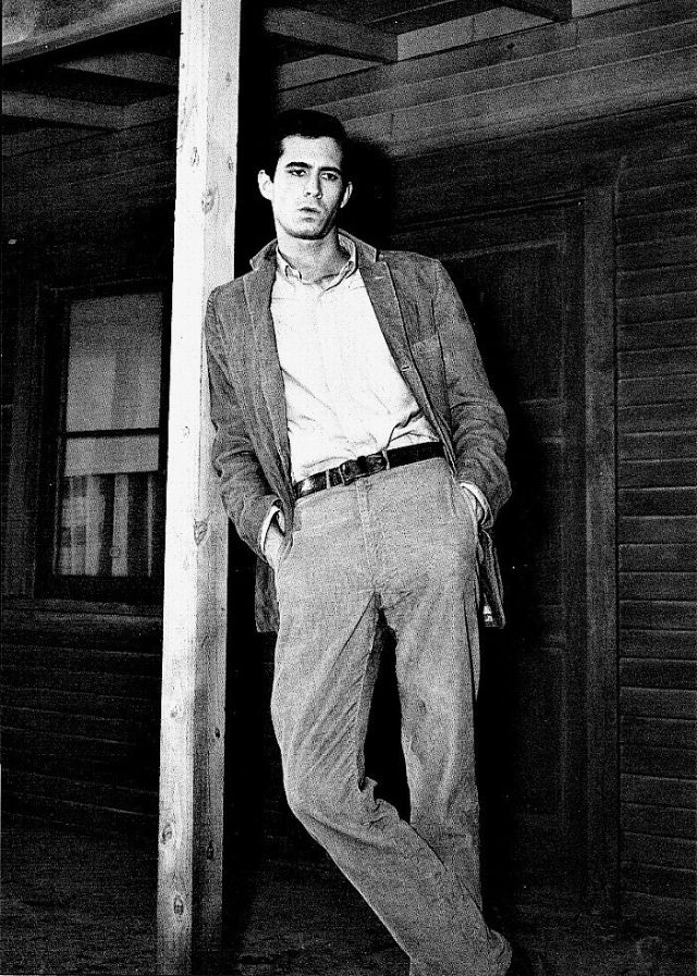20 Black and White Photos of Anthony Perkins as Norman Bates in Alfred ...
