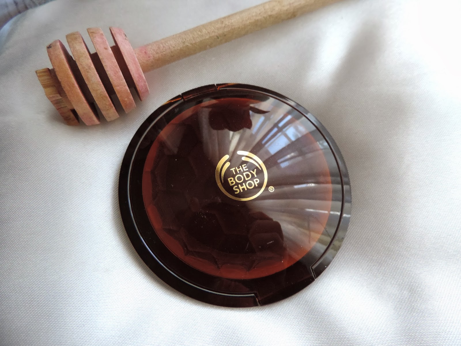Simple Charm Beauty: The Body Shop Honey Bronze Bronzing Powder