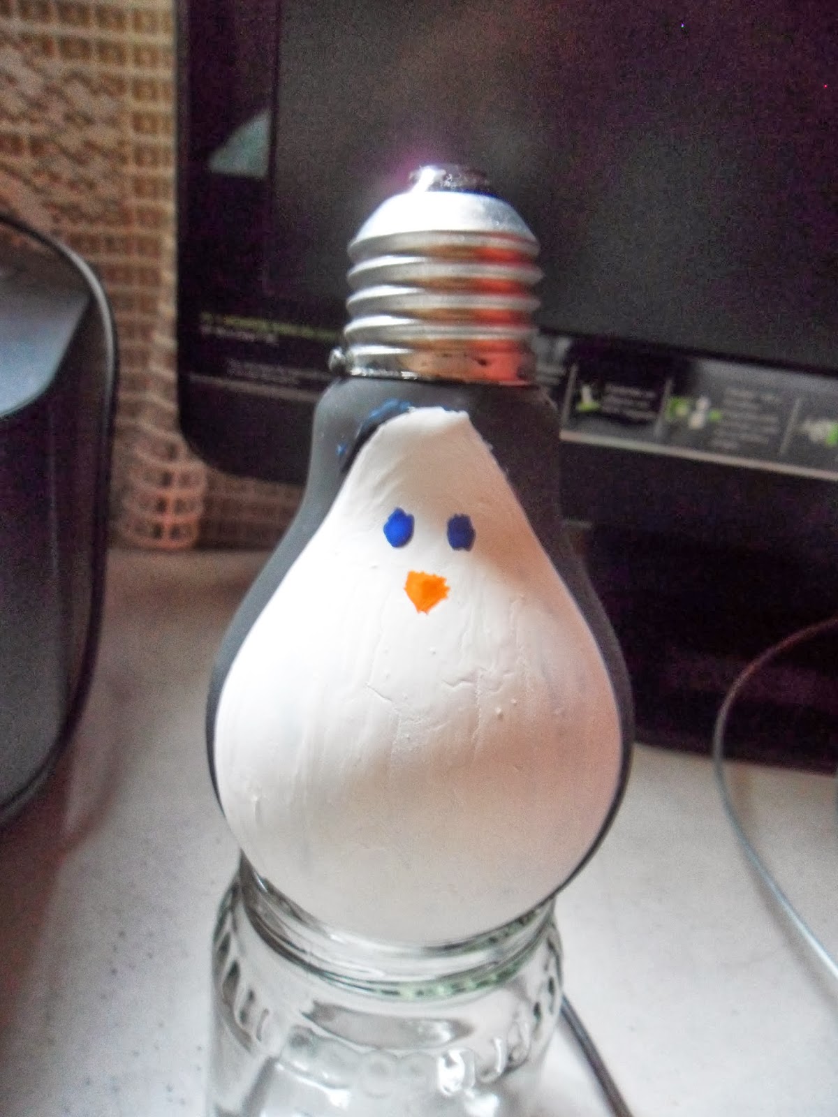 ManualidadesySecretos: PINGÜINOS PARA NAVIDAD RECICLANDO FOCOS