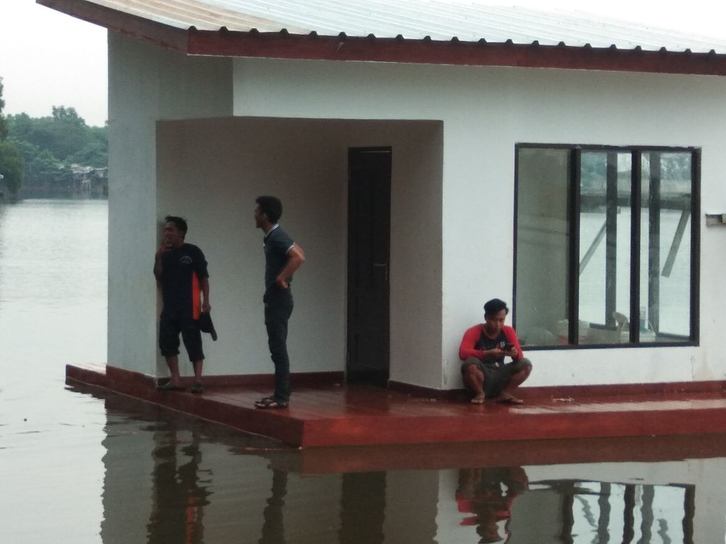 Membuat Rumah PreFab: Floating Cottage / Rumah Apung