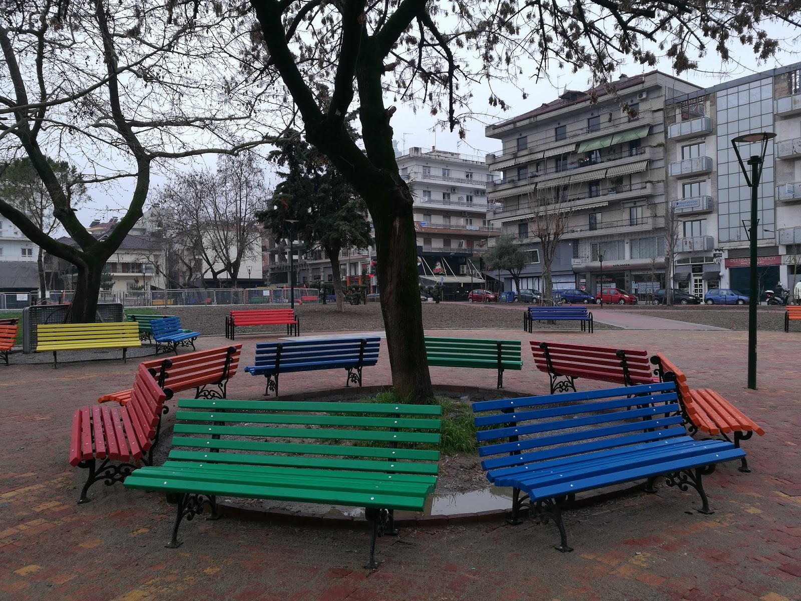 ΚΟΛΙΝΔΡΙΝΑ ΜΑΣΛΑΤΙΑ: ΔΗΜΟΣ ΚΑΤΕΡΙΝΗΣ: Πολύχρωμα παγκάκια στη νέα ...