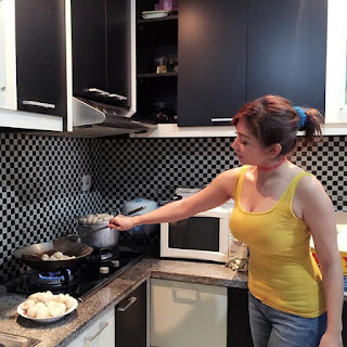 Cerita Dewasa Ngentot Dengan Tante Semokku Saat Sedang Masak di Dapur - Warung Cerita Sex