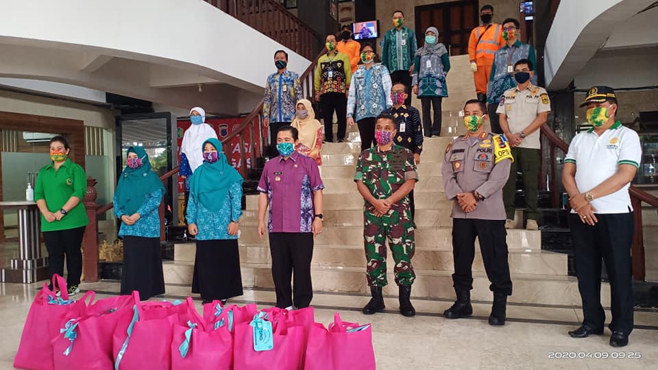 Gandeng Seluruh Lapisan Masyarakat, TP-PKK Bagikan 20 Ribu Masker ...